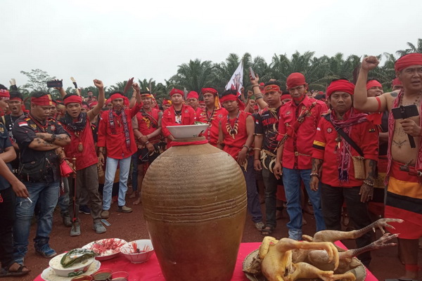 Konflik Lahan, Ratusan Pasukan Merah TBBR Padati Areal PT GAL - Intim News